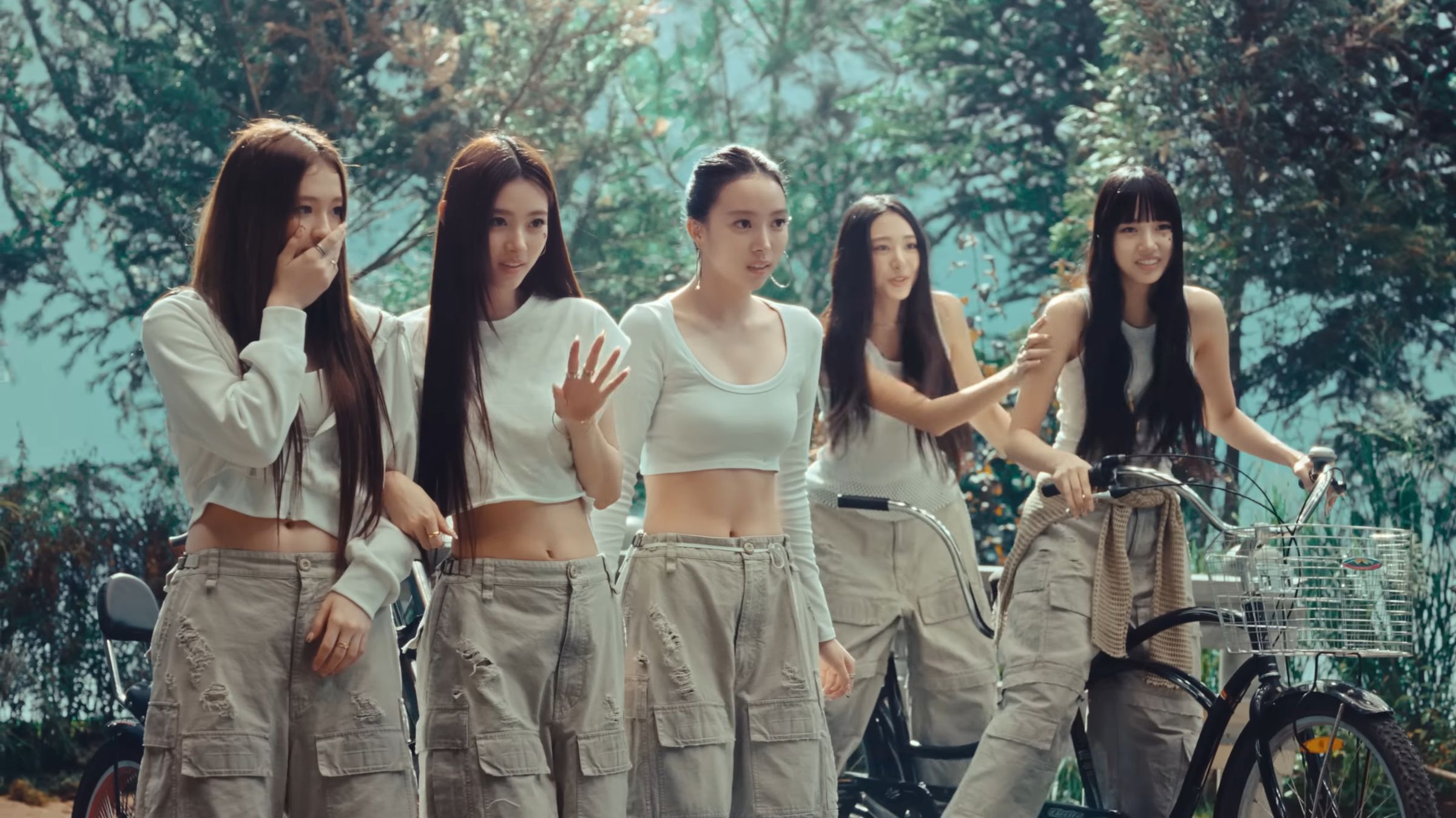 MEOVV 《MEOW》MV造型一次看：全員穿上CHANEL，還有GD同款外套