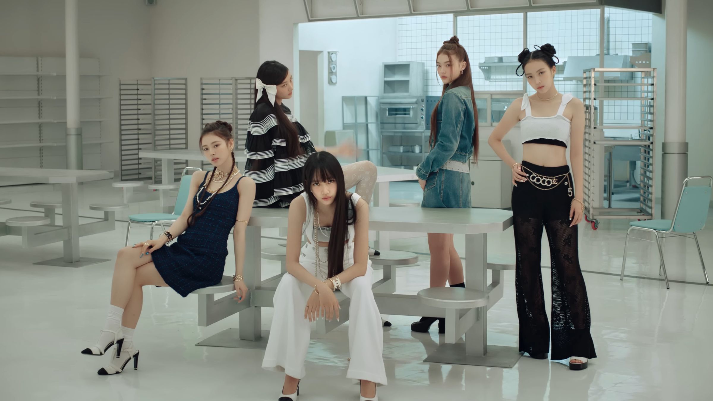 MEOVV 《MEOW》MV造型一次看：全員穿上CHANEL，還有GD同款外套