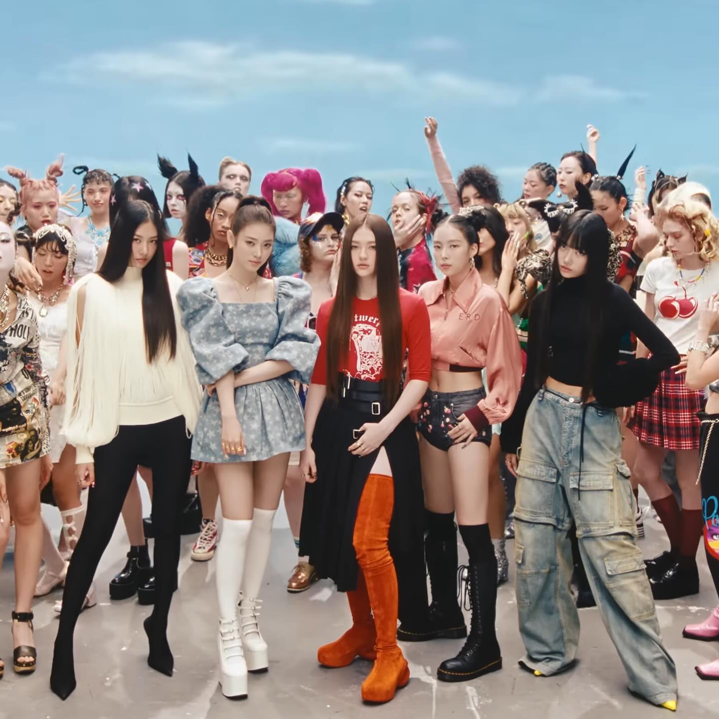 MEOVV 《MEOW》MV造型一次看：全員穿上CHANEL，還有GD同款外套