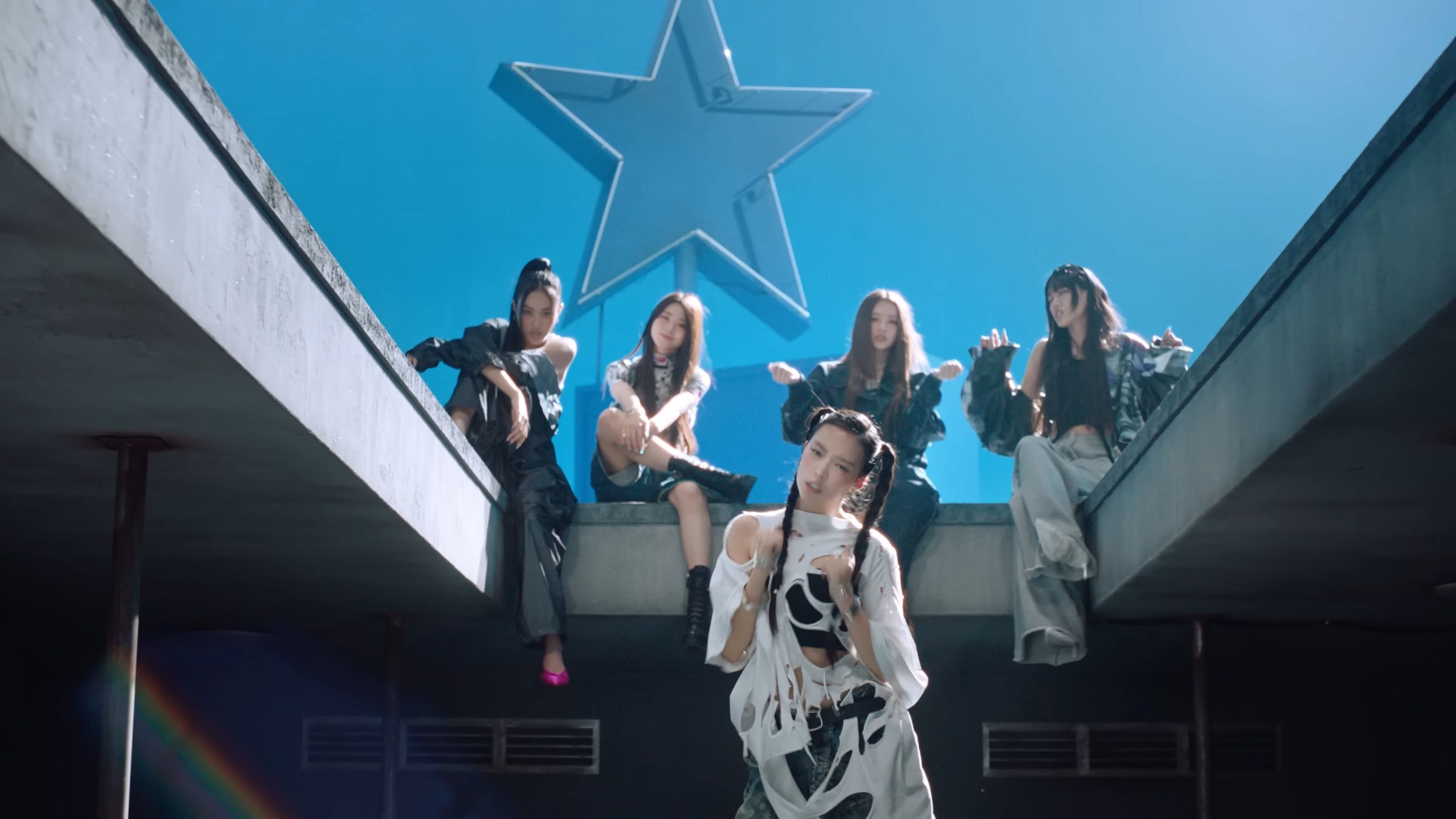 MEOVV 《MEOW》MV造型一次看：全員穿上CHANEL，還有GD同款外套