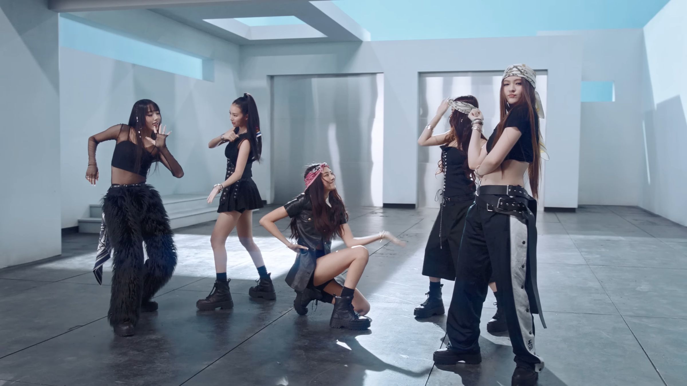 MEOVV 《MEOW》MV造型一次看：全員穿上CHANEL，還有GD同款外套