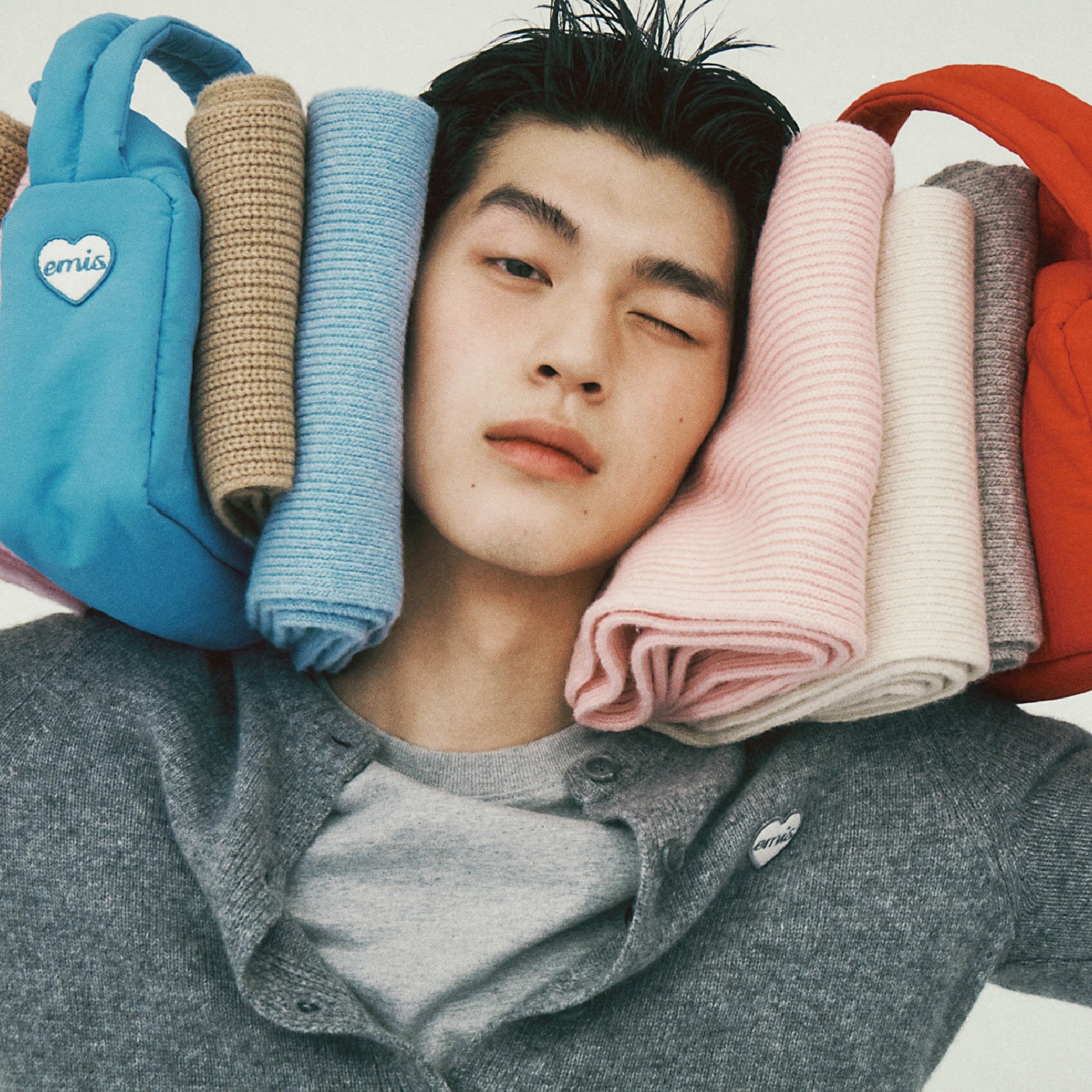 不只有愛心刺繡，還有超夢幻的8種色調：「emis」新款愛心棒球帽