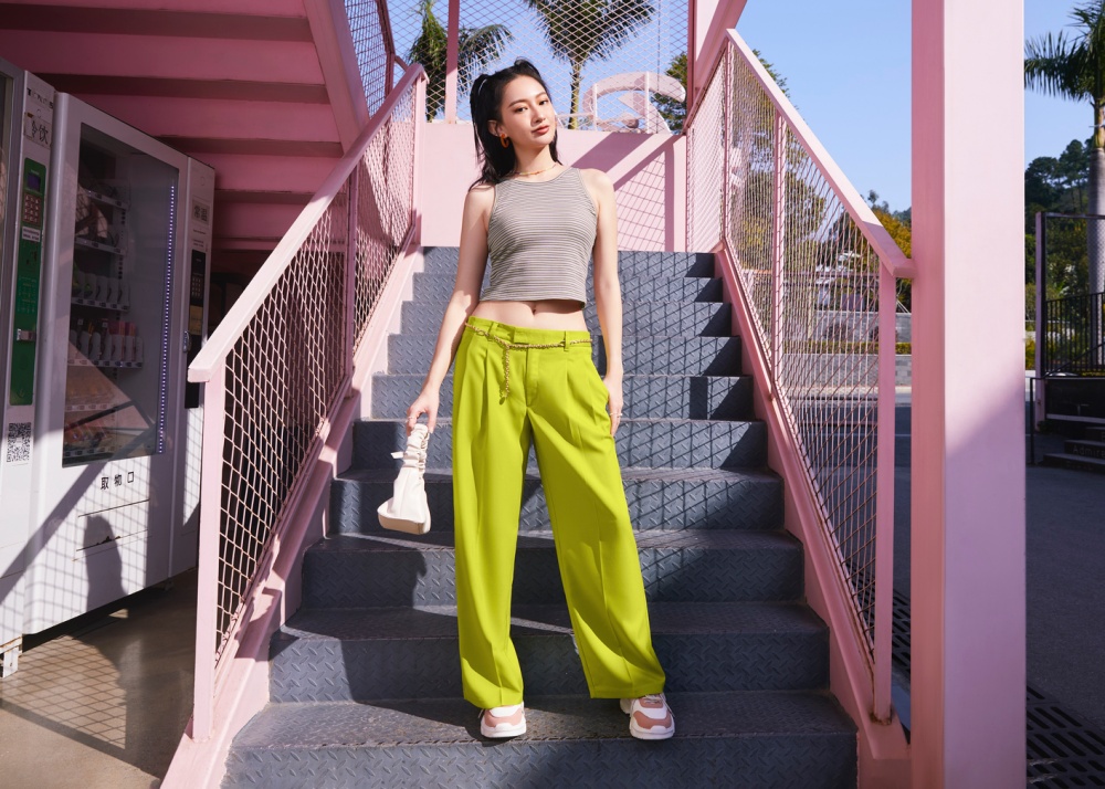 GU全新「低腰褲」系列登場，Y2K復古風、獨特剪裁修飾腿型超有感