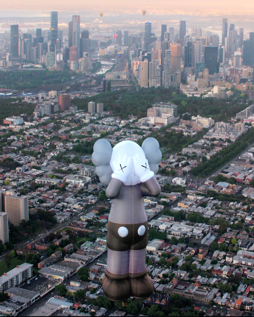 《KAWS：HOLIDAY》世界巡迴登陸墨爾本，巨型COMPANION熱氣球升空