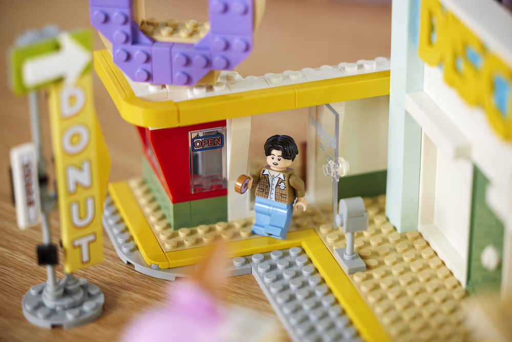 阿米必收！LEGO最新「BTS Dynamite」樂高盒組神還原MV經典場景！