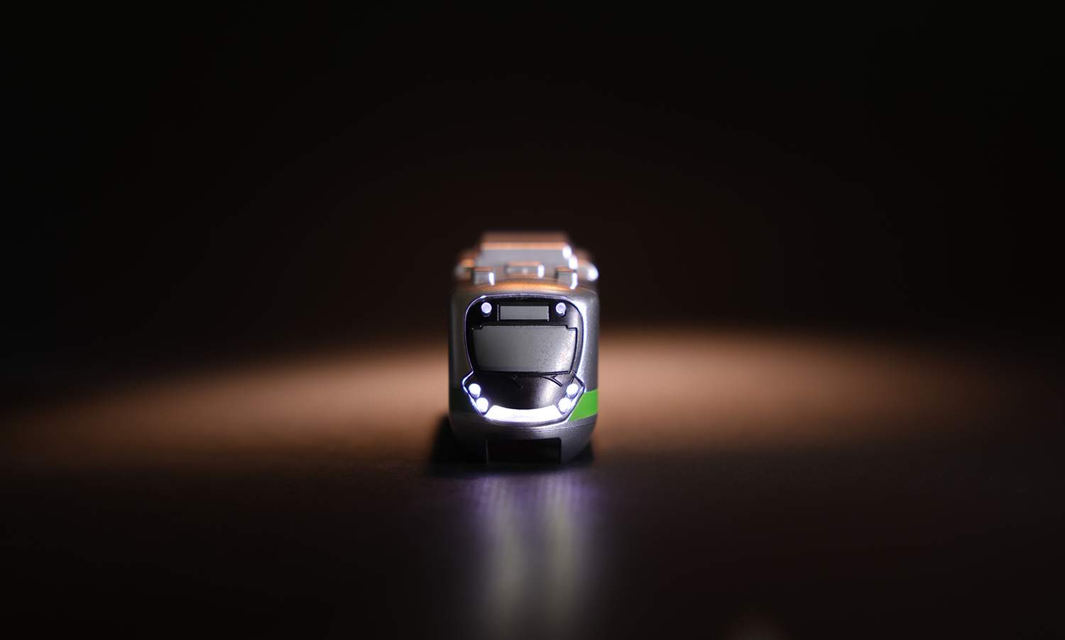 鐵道迷必收！臺鐵「史上最美區間車」EMU900變身一卡通！嗶卡車頭燈會亮，只限量900台！