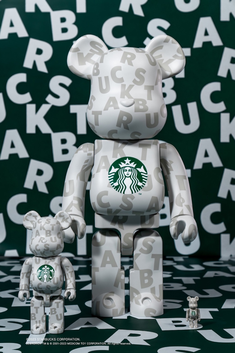 星巴克驚喜跨界聯名「BE@RBRICK」推出1000%星巴克滿版LOGO熊熊