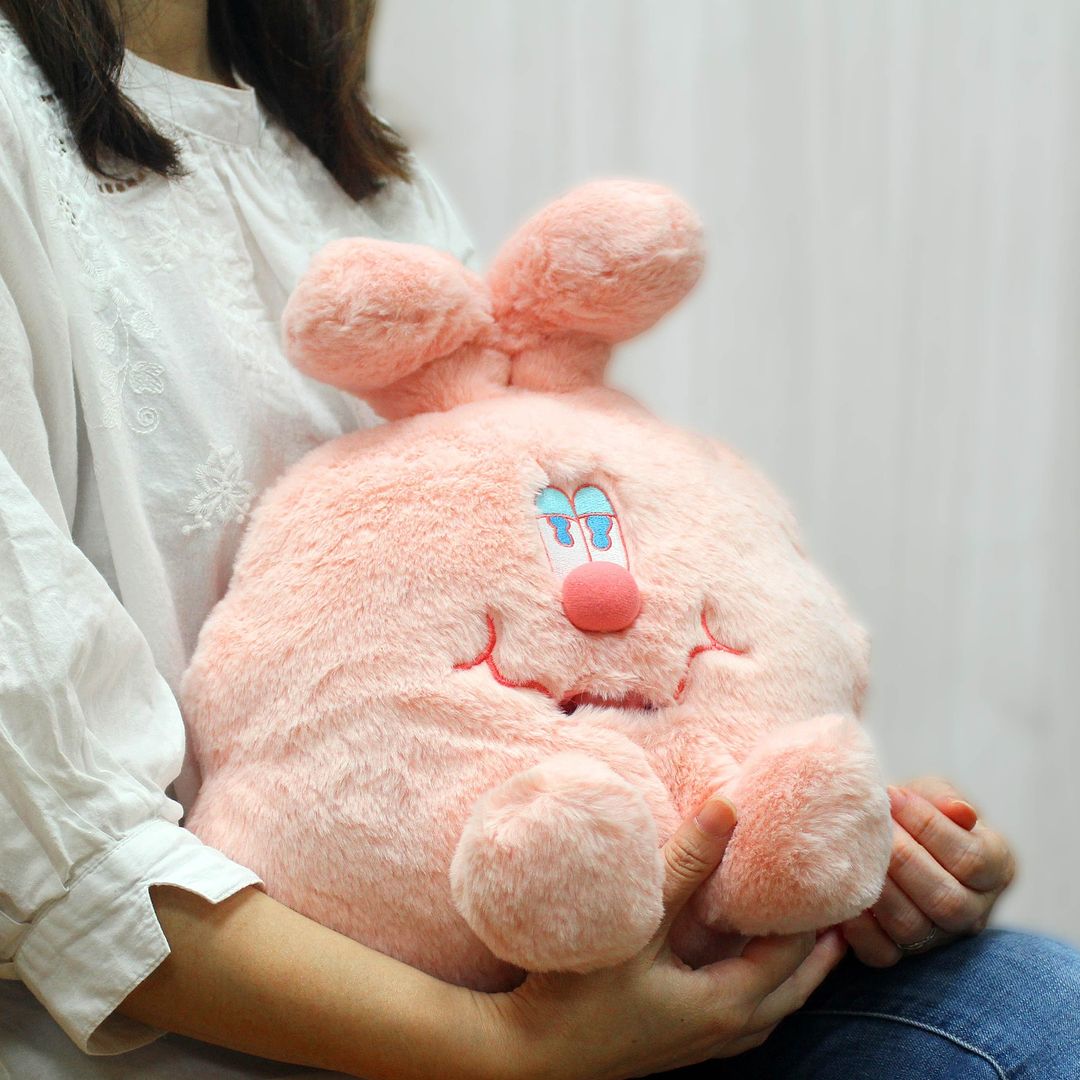 7-11開賣粉萌KINGJUN周邊！超Q蠢兔玩偶面紙套 點心杯 BT吊飾包