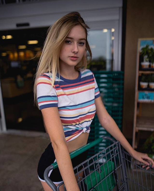 纖細蠻腰全都露，連肚臍眼都性感！19 歲小清新女大生 Ashley Martin讓台男賀爾蒙急速上升