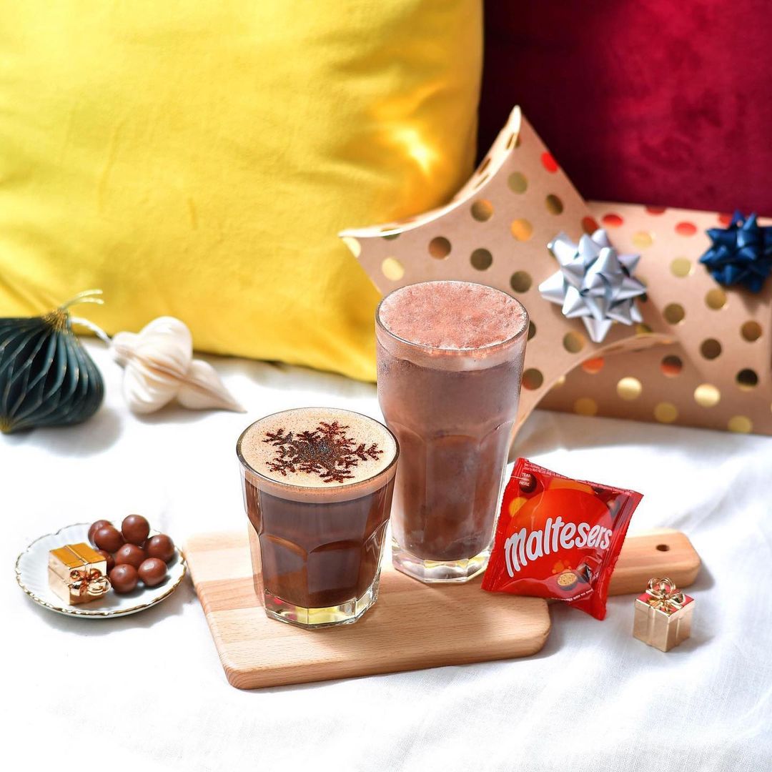 麥當勞秋冬限定！McCafé X Maltesers麥提莎推出「Merry Sweet-mas系列」，附上麥提莎朱古力要吃多少自己加♡